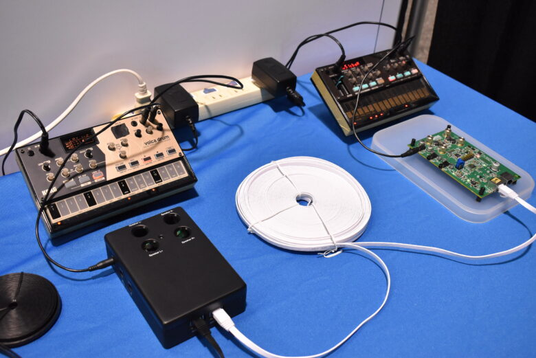 【NAMM2023レポート4】Danteの競合!?Analog Devicesが打ち出すオーディオとMIDI 2.0の伝送システム、A2Bとは ...