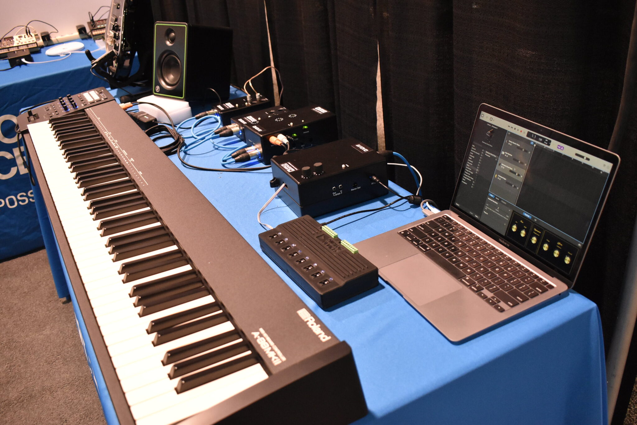 【NAMM2023レポート4】Danteの競合!?Analog Devicesが打ち出すオーディオとMIDI 2.0の伝送システム、A2Bとは | DTMステーション