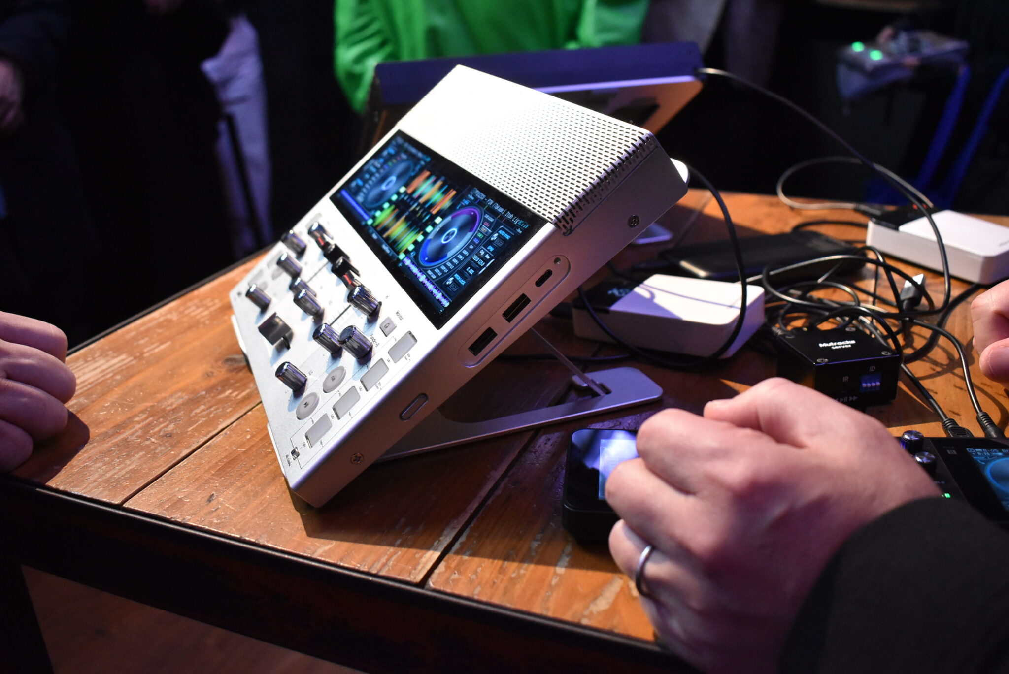 A4サイズのポータブルDJシステム、GODJ Plusの後継機、FJ1のクラファン1/30まで実施中。DJ KOOさん、DJ TAROさんによるイベントも | DTMステーション