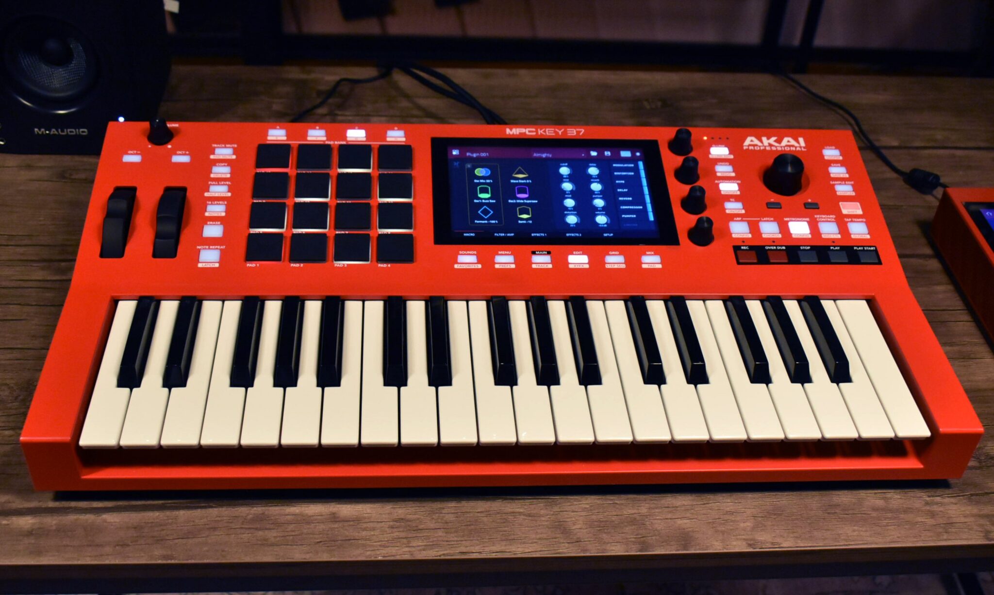 スタンドアロンで動く37鍵キーボード版のMPC、AKAI MPC KEY 37が誕生。DAWとも連携可能