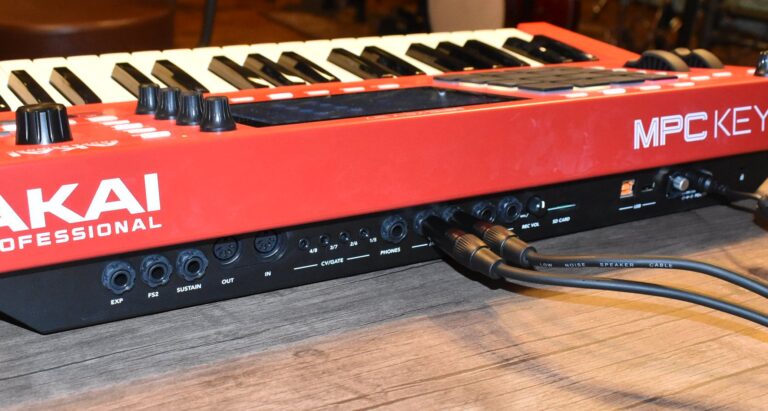 スタンドアロンで動く37鍵キーボード版のMPC、AKAI MPC KEY 37が誕生。DAWとも連携可能でオーディオIFとしても動作する ...