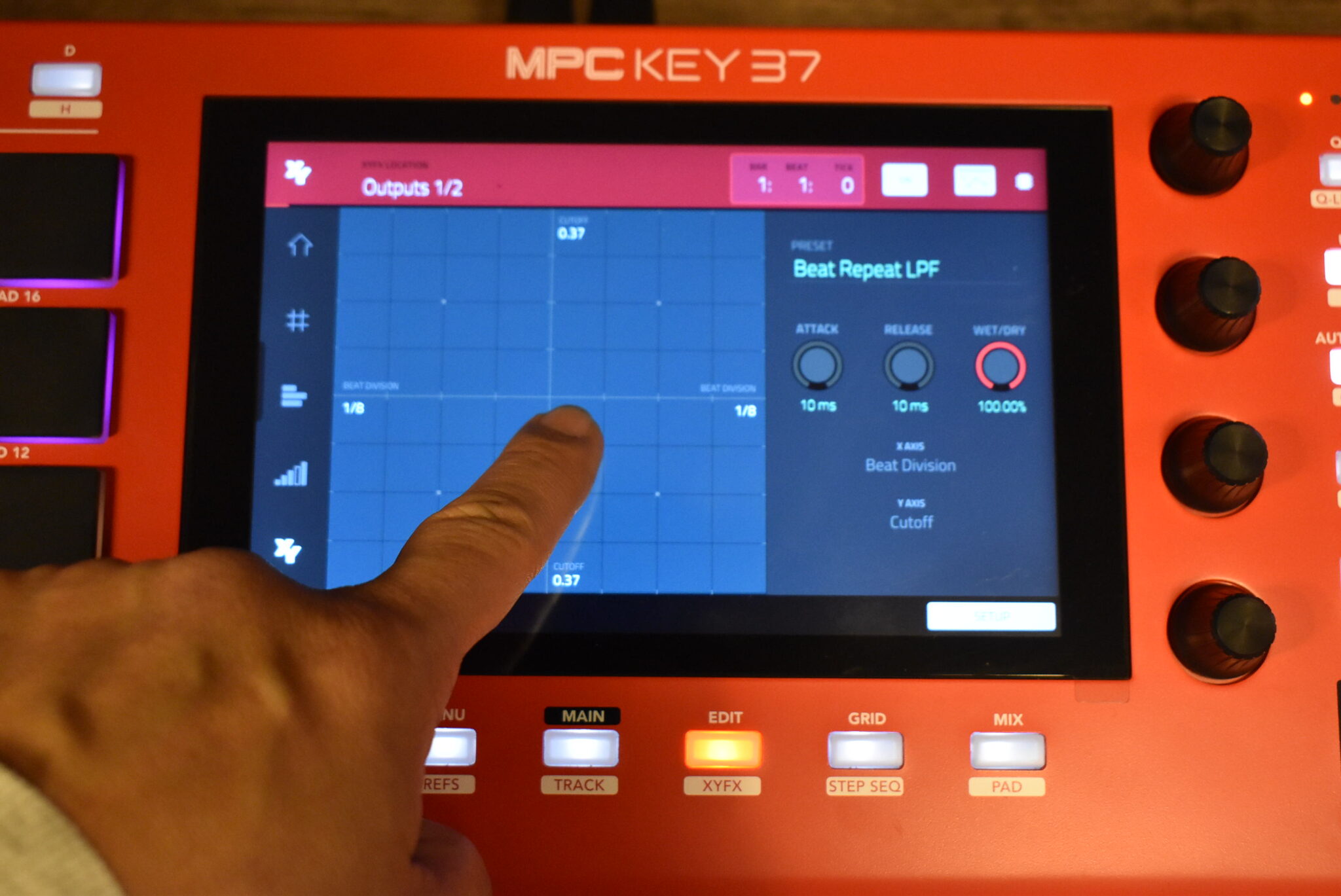 スタンドアロンで動く37鍵キーボード版のMPC、AKAI MPC KEY 37が誕生。DAWとも連携可能でオーディオIFとしても動作する | DTMステーション