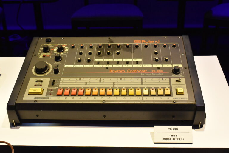 TR-808、TR-909以来42年ぶりにRolandがアナログ回路搭載のフラグシップ機、TR-1000を発表。PCとの接続性も完璧 | DTMステーション