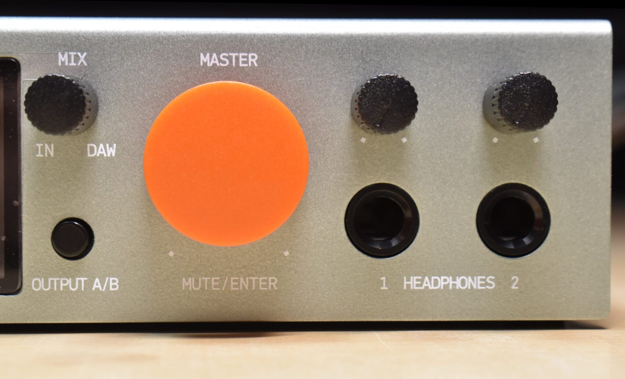 独ESIのオーディオインターフェイス、Amber i2/i4が国内発売開始。高品位で自由度の高い設計 | DTMステーション