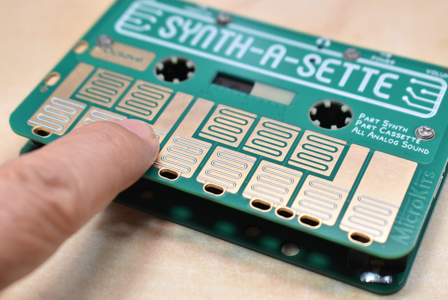 大人から子供まで楽しめるカセットテープ型のアナログシンセ、SYNTH-A-SETTEで遊ぼう! | DTMステーション