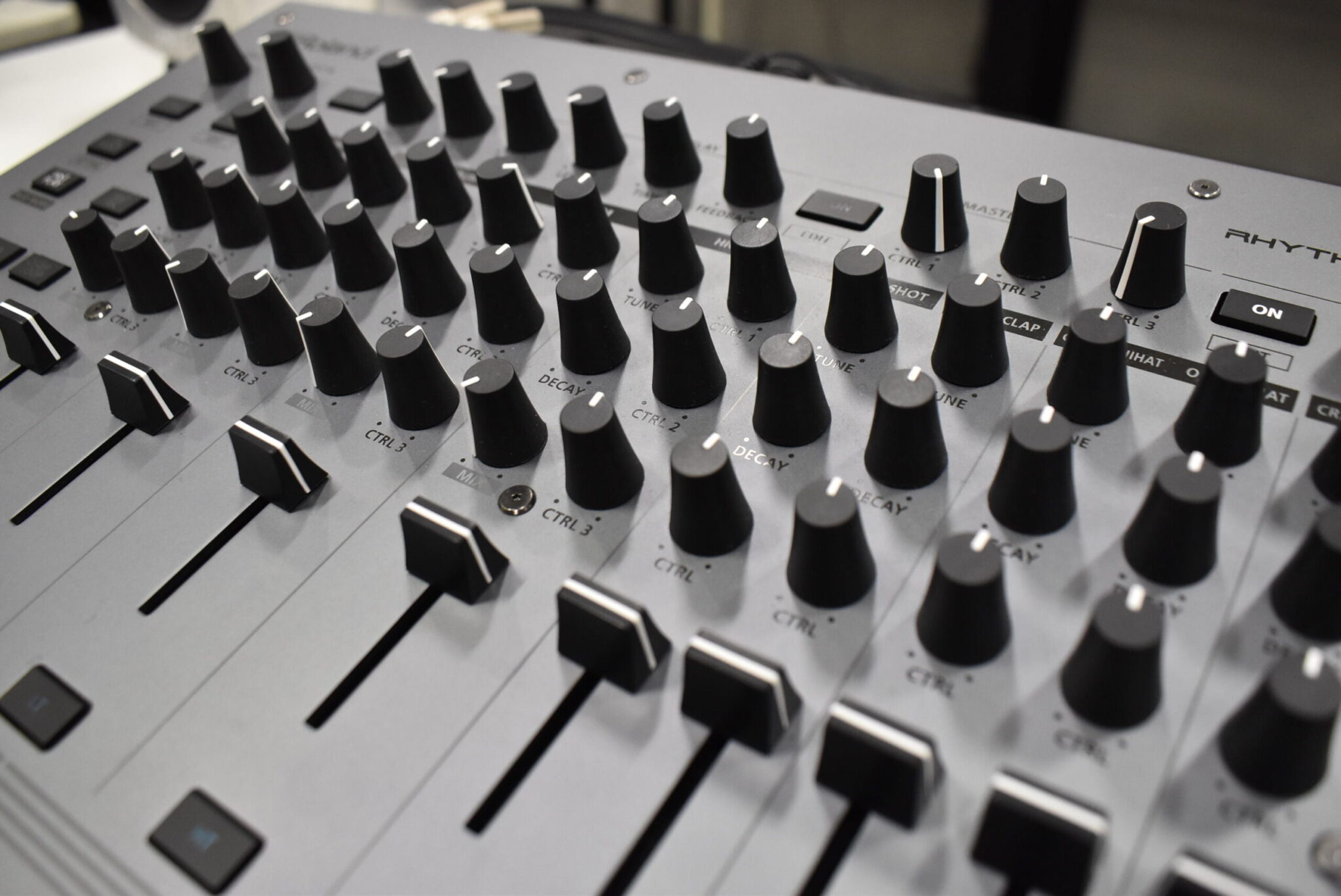 TR-808、TR-909以来42年ぶりにRolandがアナログ回路搭載のフラグシップ機、TR-1000を発表。PCとの接続性も完璧 | DTMステーション