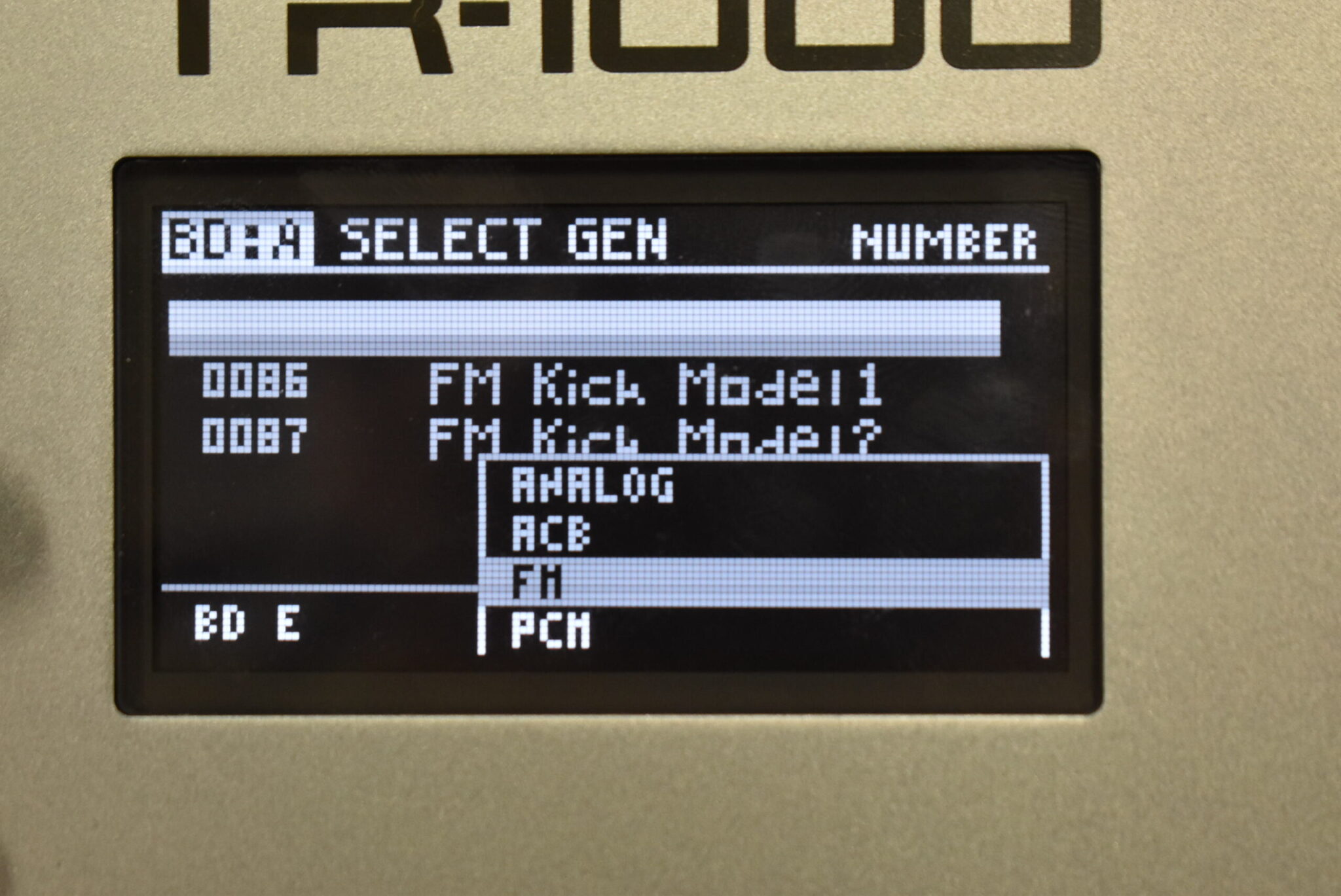 TR-808、TR-909以来42年ぶりにRolandがアナログ回路搭載のフラグシップ機、TR-1000を発表。PCとの接続性も完璧 | DTMステーション