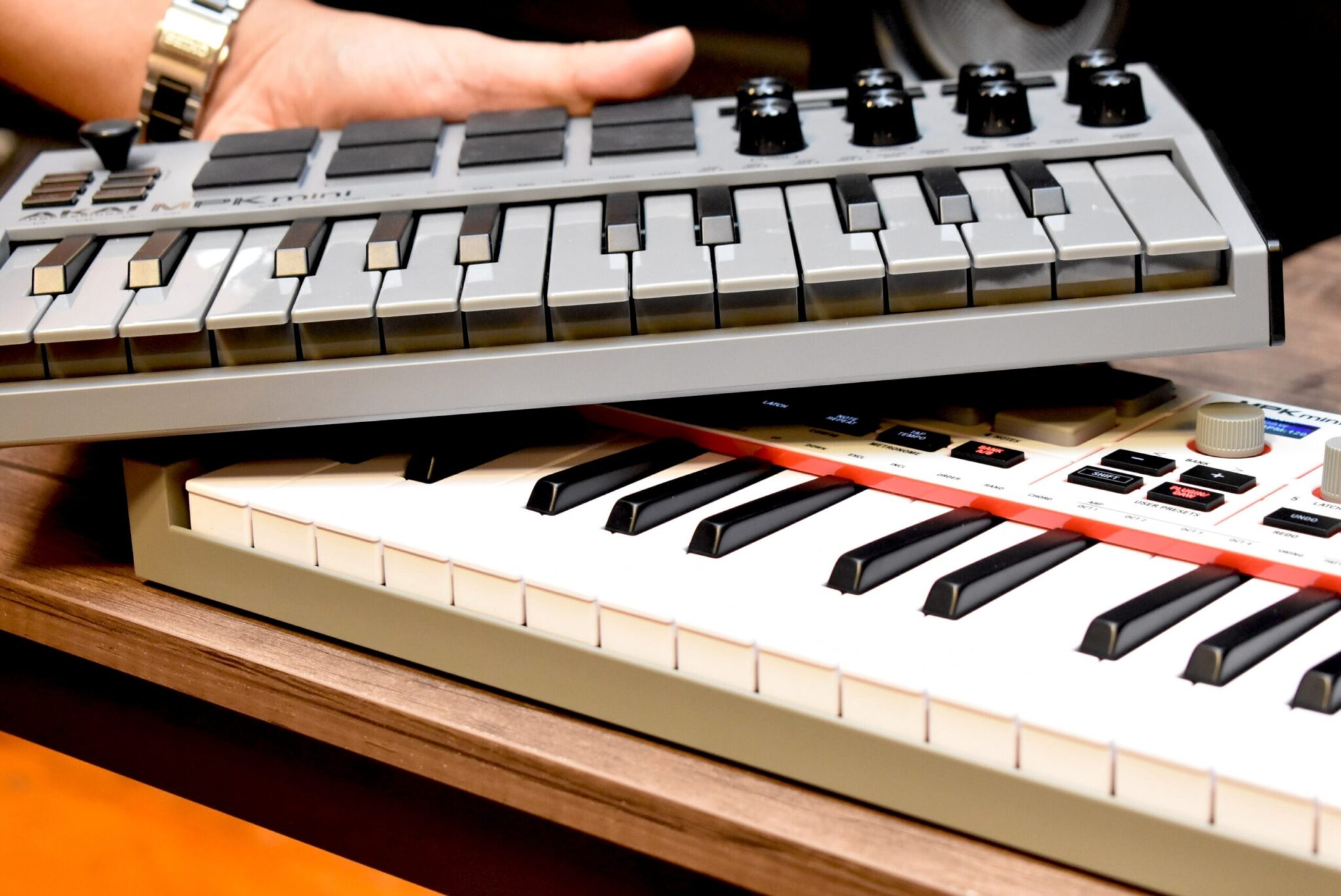 定番ミニキーボードの最新作MPK Mini IVが誕生。新音源Studio Instrument Collectionとセットで16,800円!? MPC伝統のレトロカラーも | DTMステーション