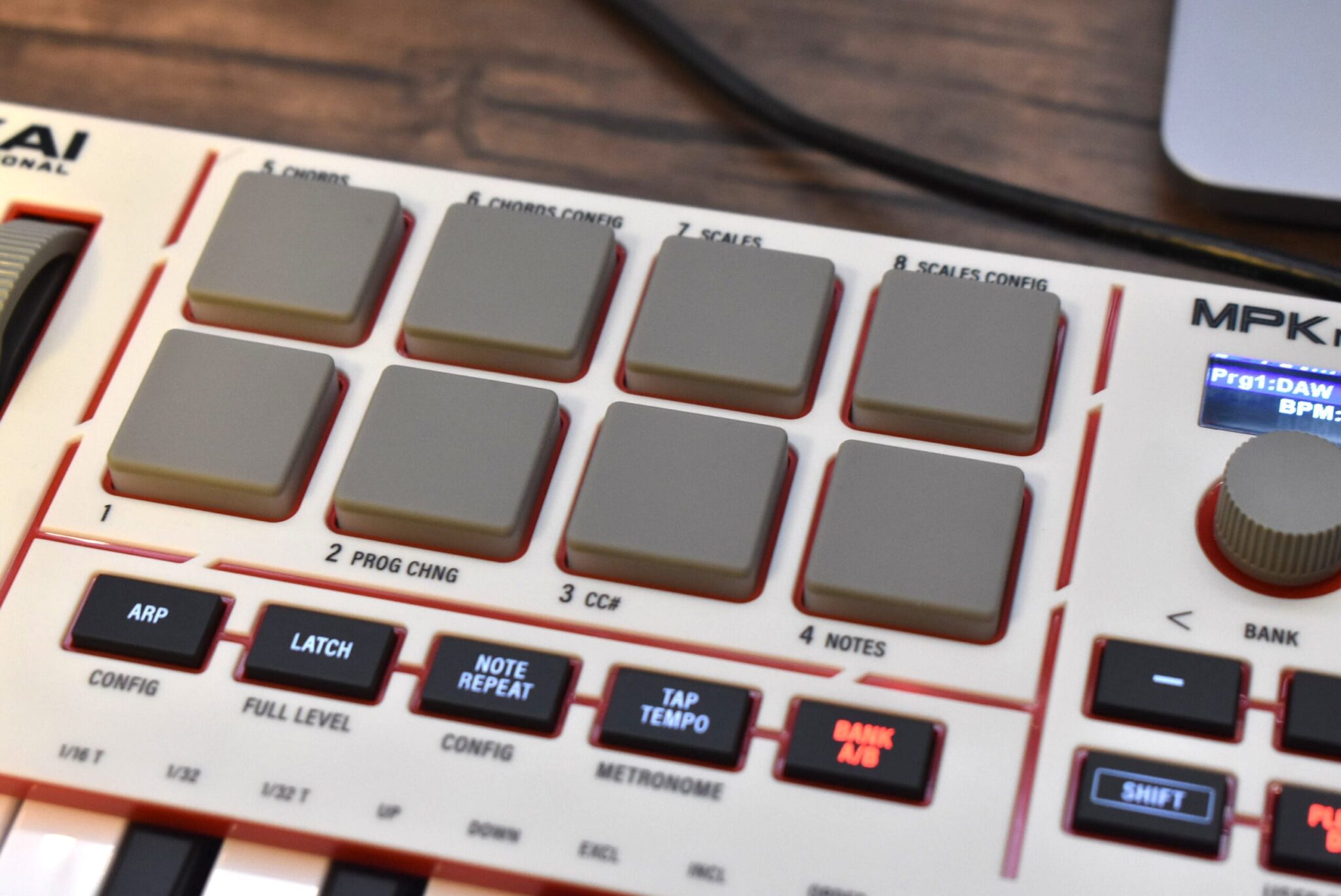 定番ミニキーボードの最新作MPK Mini IVが誕生。新音源Studio Instrument Collectionとセットで16,800円!? MPC伝統のレトロカラーも | DTMステーション