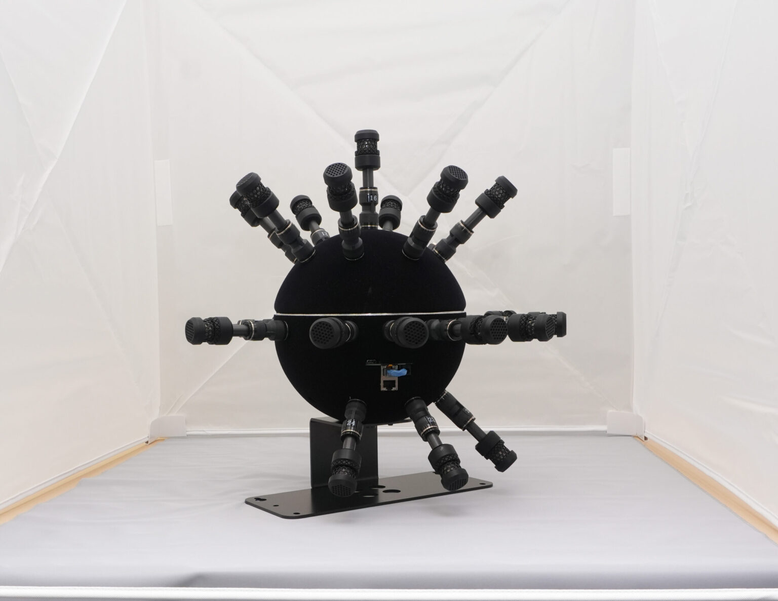 渋谷のライブを幕張でリアルタイムに“そのまま体感”。1本のマイクで22.2chを実現するミハル通信の挑戦【Inter BEE 2025 ...